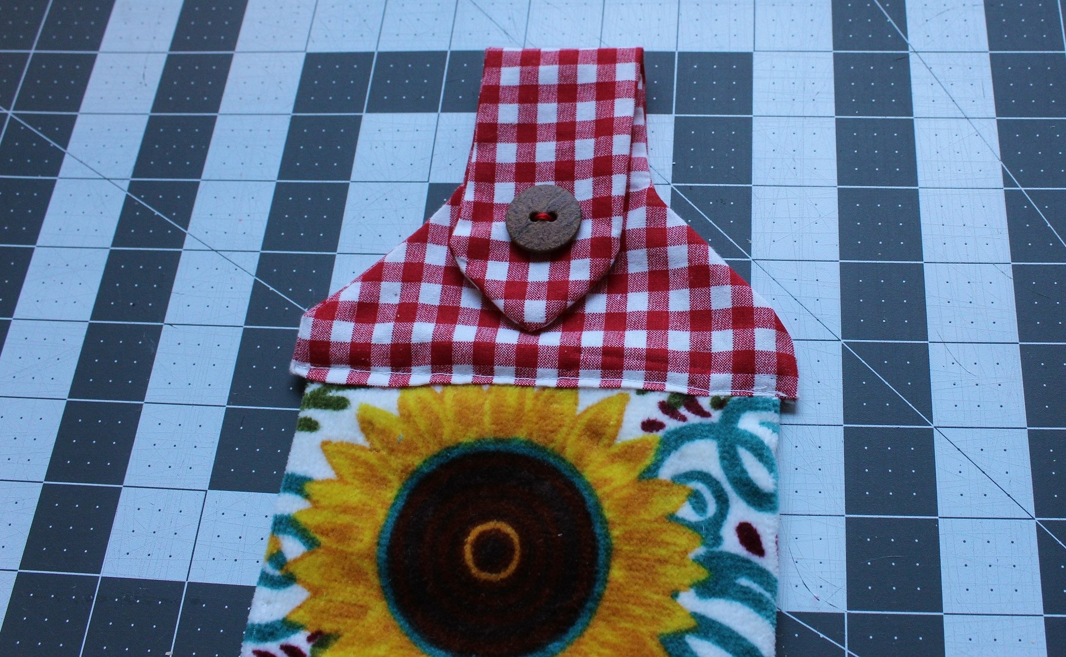 Hanging Towel Tutorial: An Easy Addition to Brighten Your Space ...